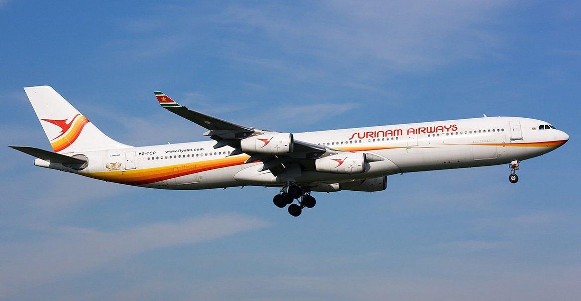 Max Verstappens gloednieuwe Falcon 8x jet met registratie PH-UTL landt ...